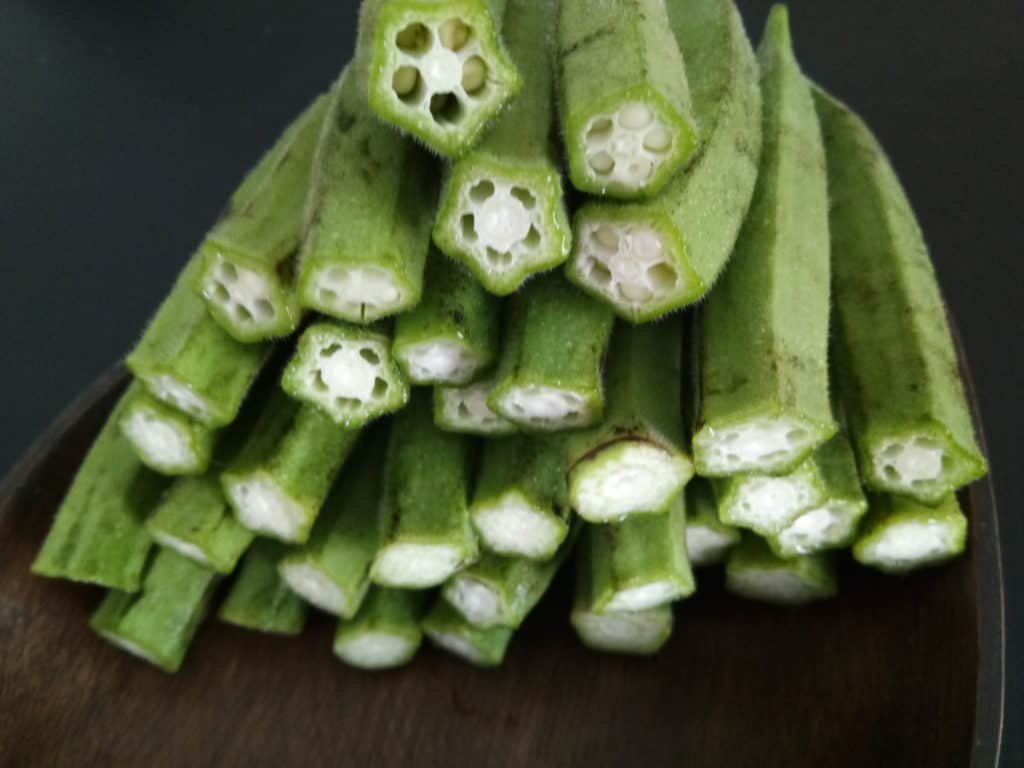 Nonsticky vendakka mezhukkuperatti / okra stir fry – Mildly Indian
