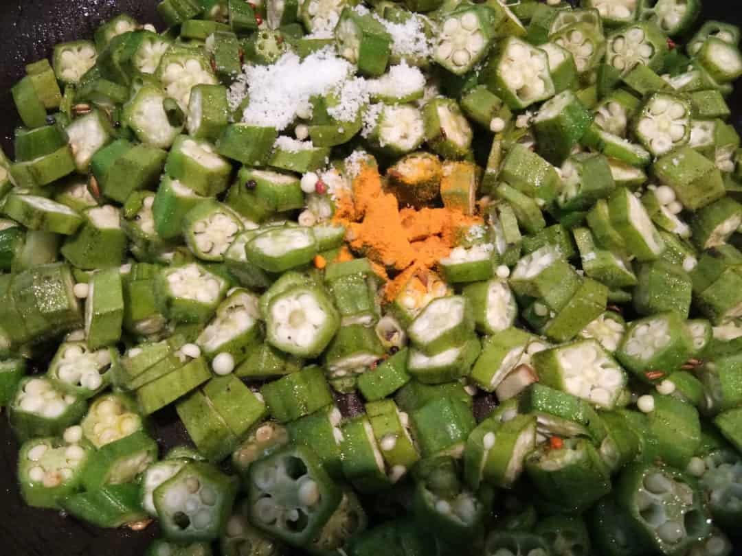 Nonsticky vendakka mezhukkuperatti / okra stir fry – Mildly Indian