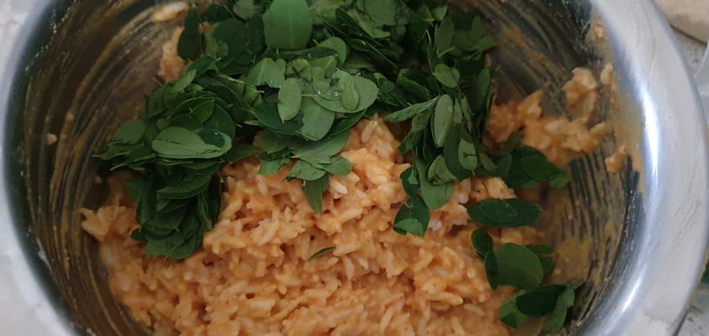 Crispy rice and moringa leaf pakoras – Mildly Indian