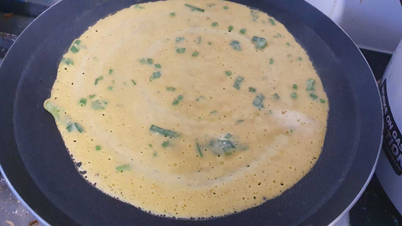 Hare lasun ka chila / green garlic crepes – Mildly Indian