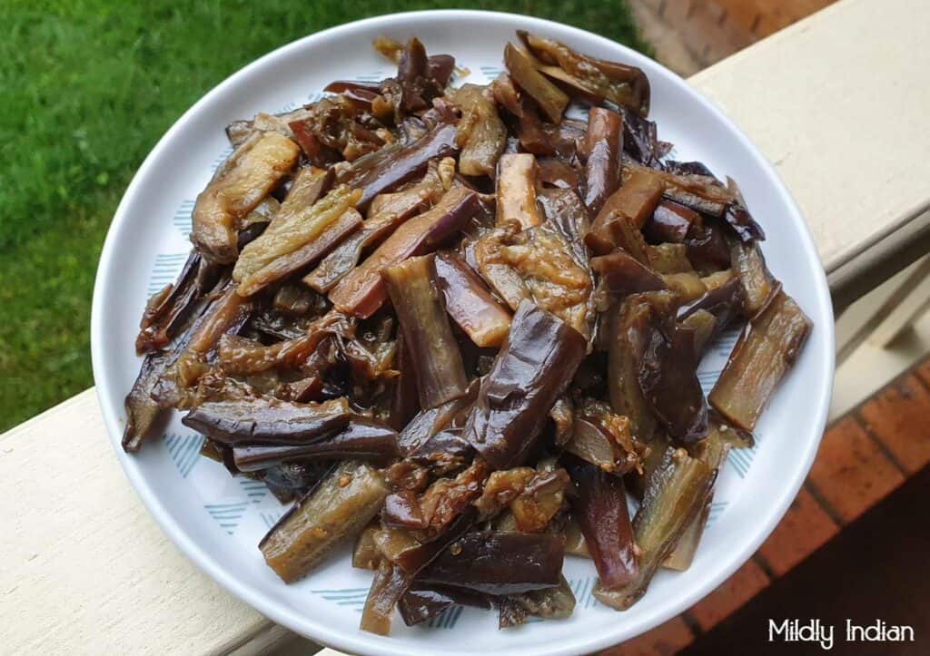 Vazhuthananga mezhukkuperatti / eggplant stirfry – Mildly Indian