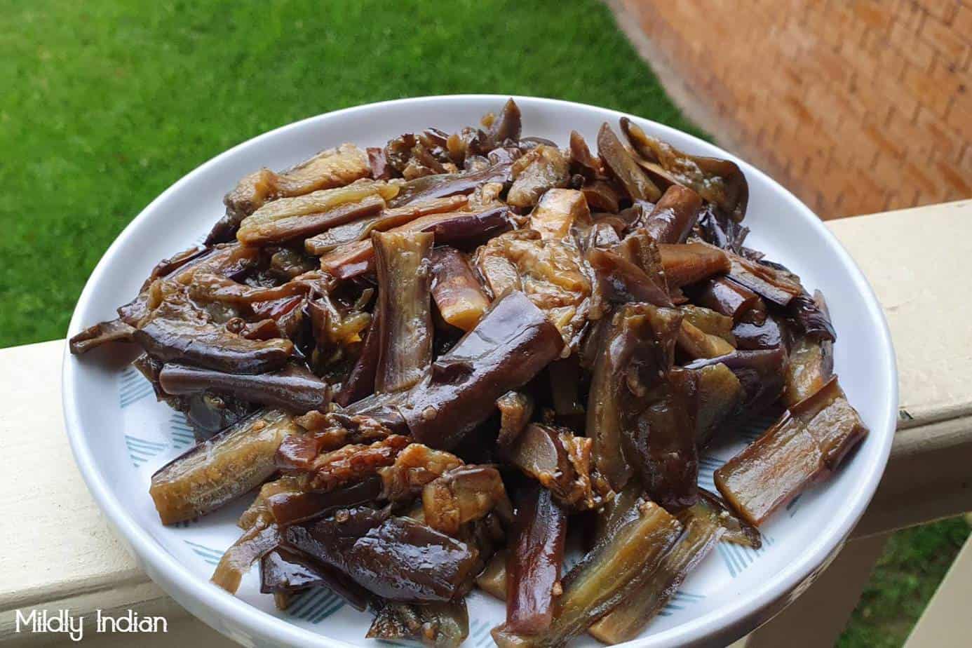 Vazhuthananga mezhukkuperatti / eggplant stirfry – Mildly Indian