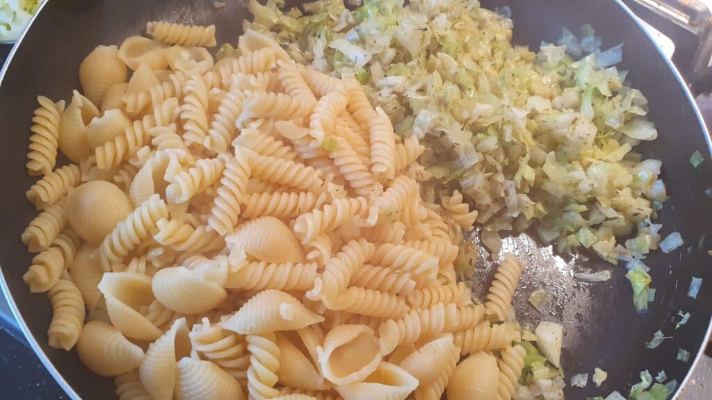 Savory cabbage pasta – Mildly Indian